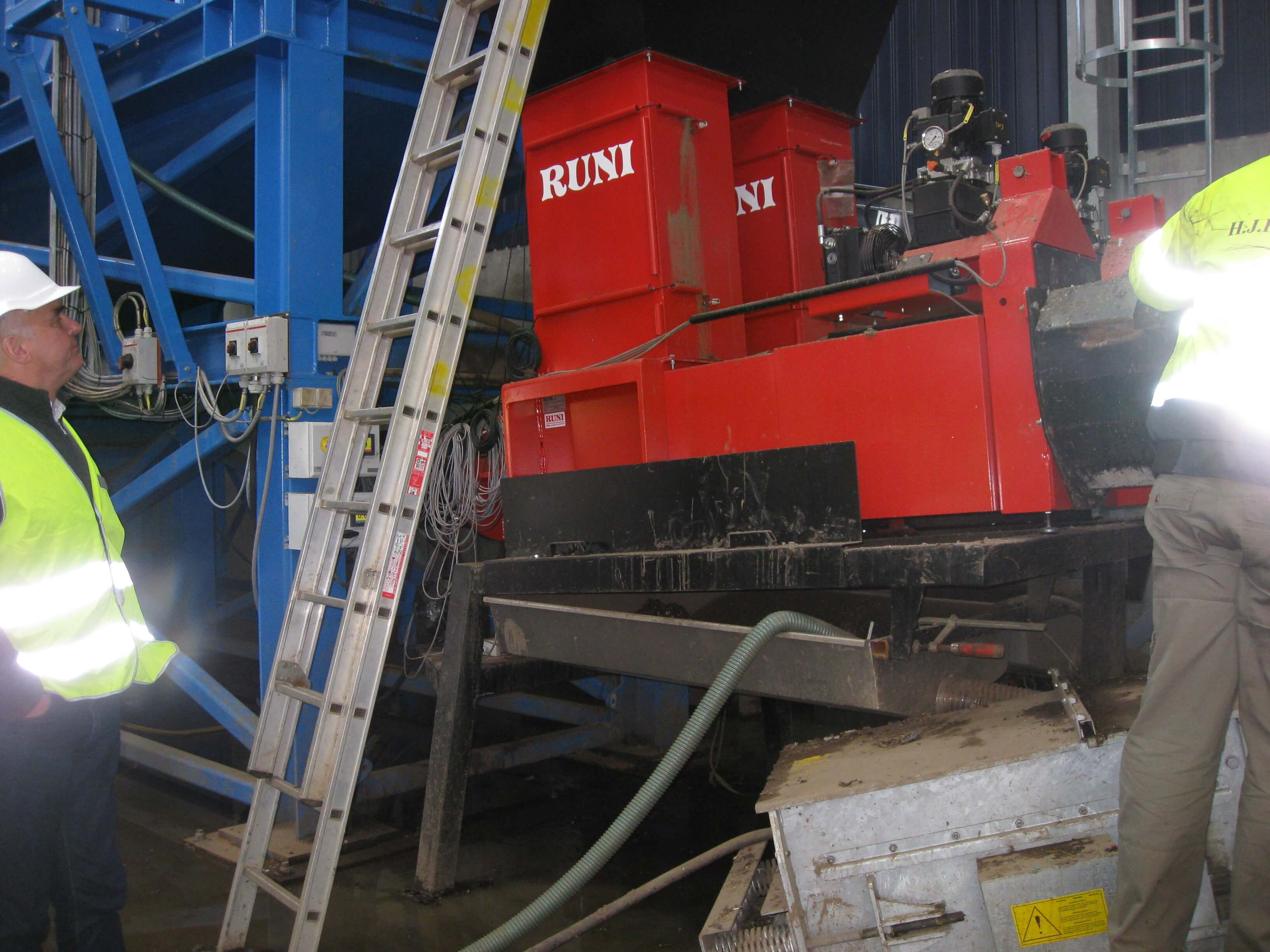 Compact or dewater a wide range of materials - RUNI