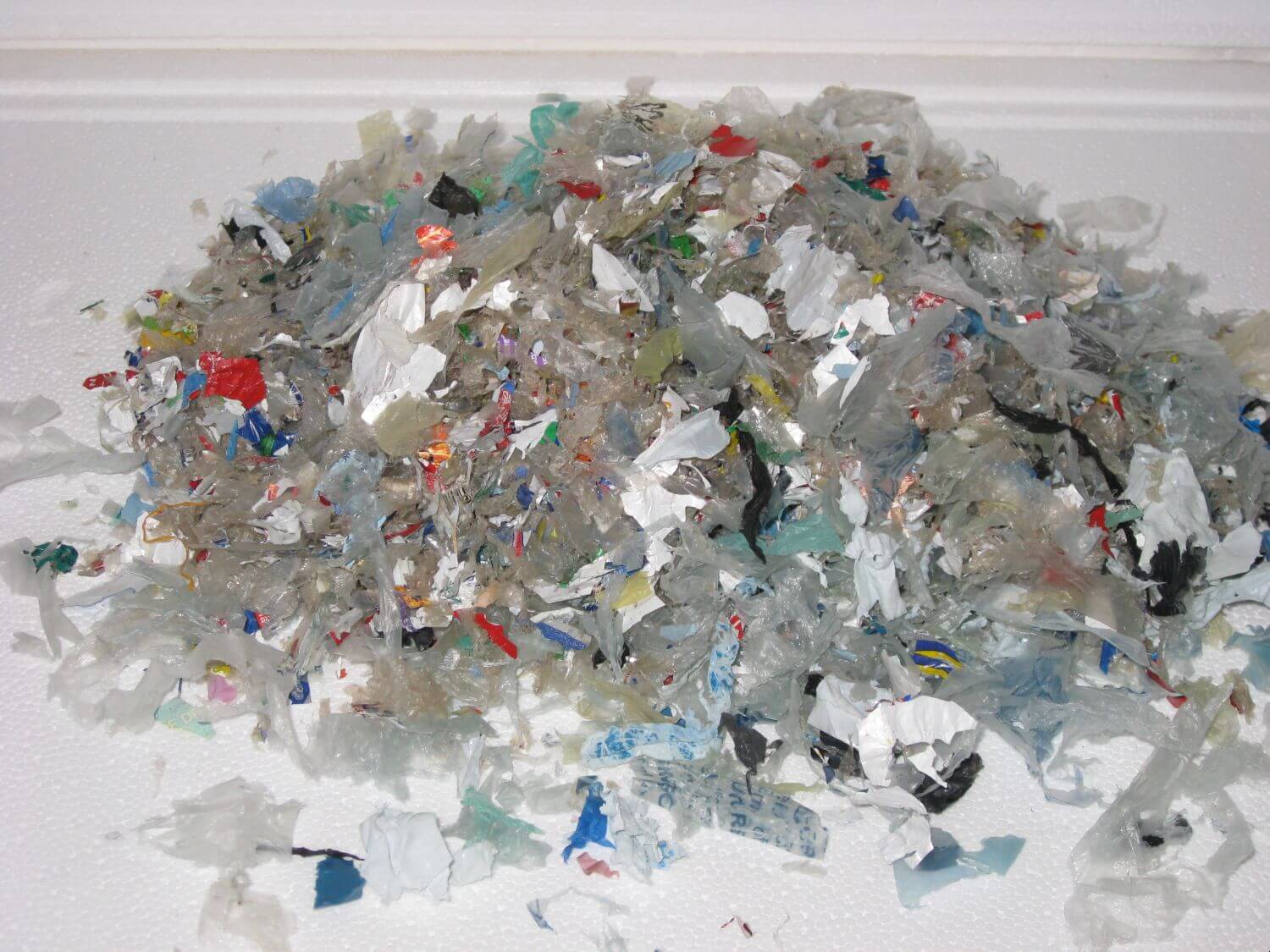 Efficient dewatering of PE film with a screw compactor